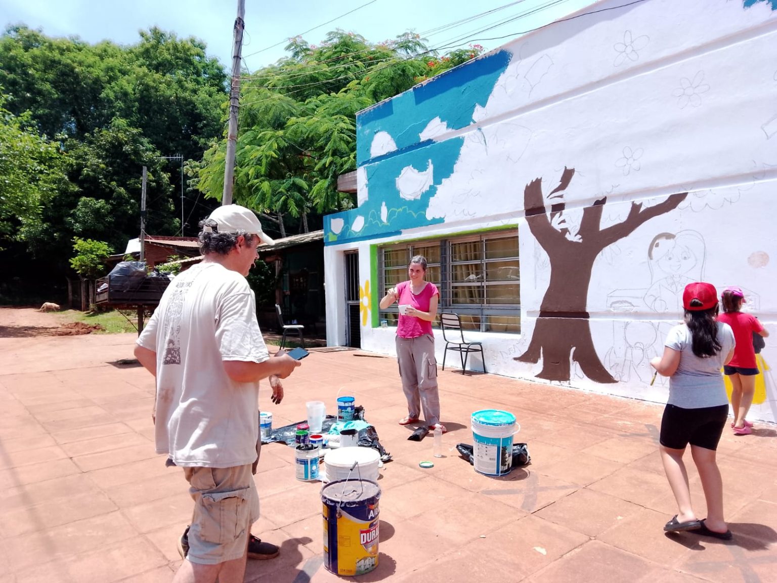 Transformando la Escuela 837: alumnos pintan un mural con el ilustrador ...