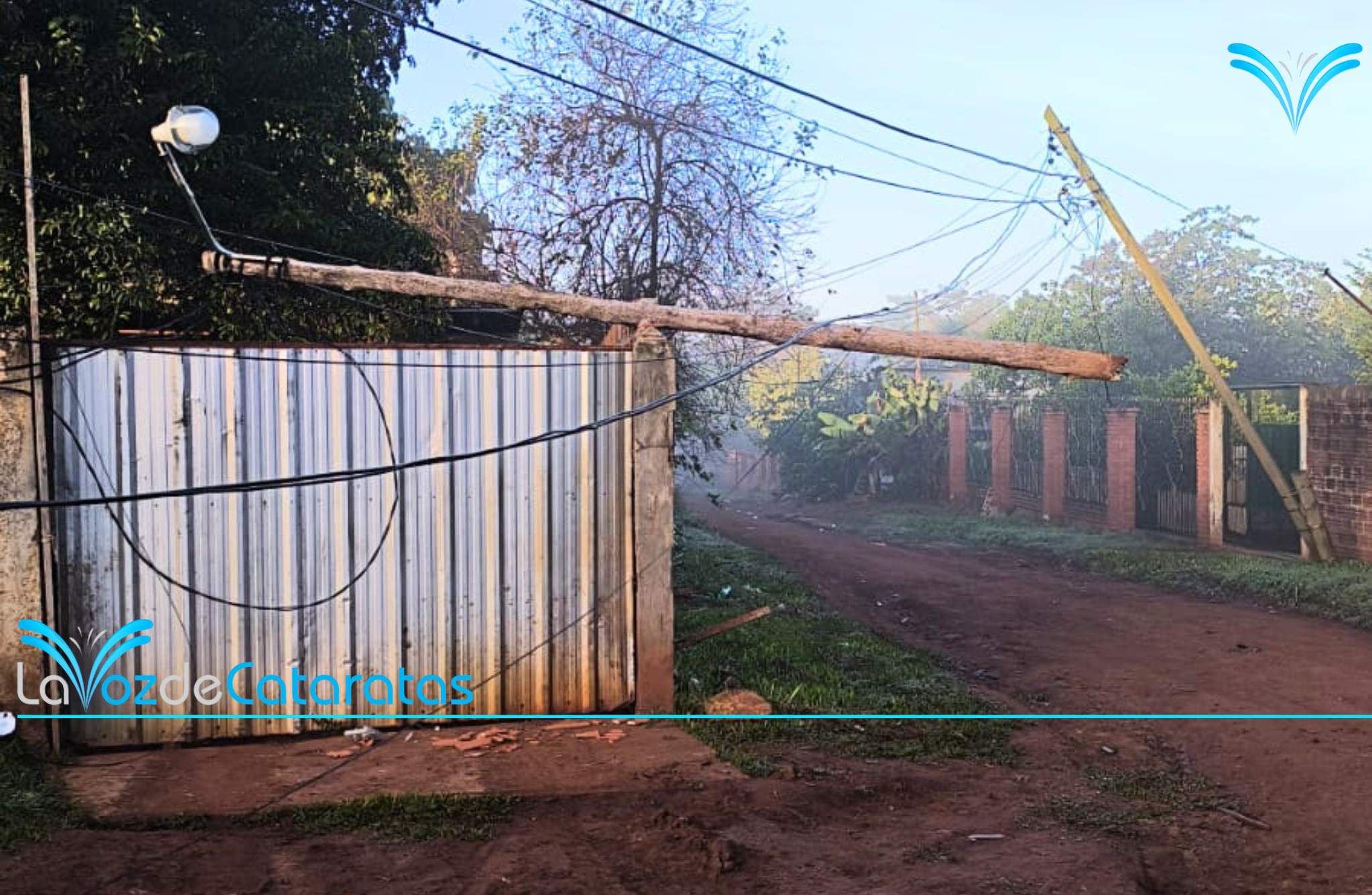 Vecinos alertan por postes caídos y cables con energía sobre viviendas ...